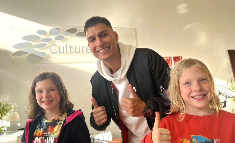 Matilda-and-Bertie-with-Blue-Peter-presenter-Richie-Driss-2Oct22-1 ...